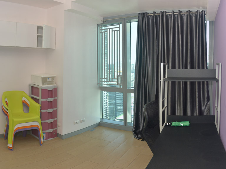 8 Forbestown Road - 2 bedrooms condo FF for Rent, Fort Bonifacio